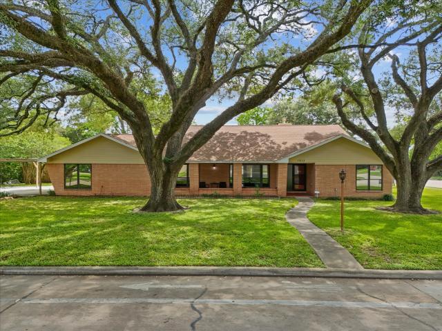 1613 S Hood St, Alvin, TX 77511 | MLS #31109 | Compass