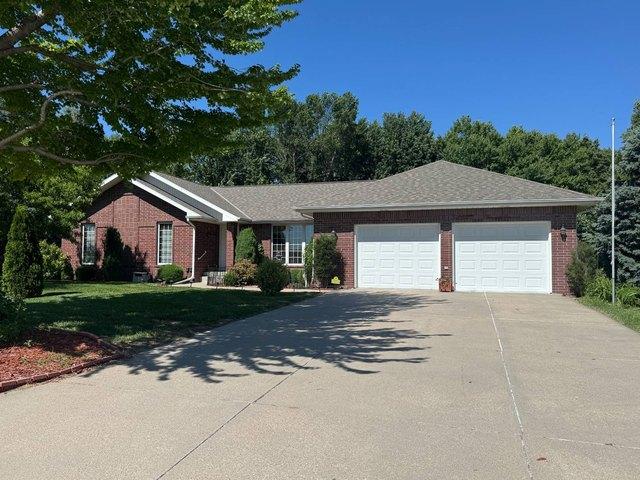 1613 Woodland Dr, Aurora, NE 68818