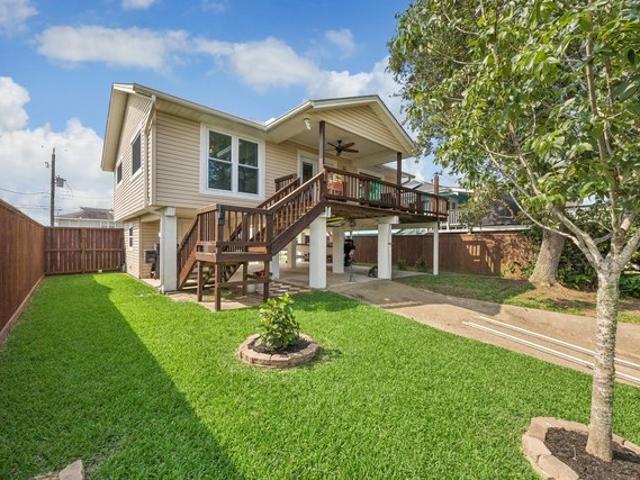 161 Barracuda St, Hitchcock, TX 77563