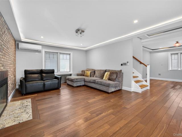 161 Greenway W