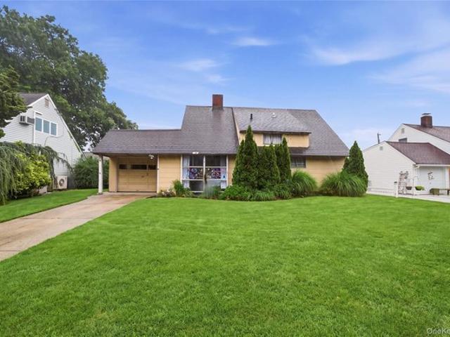 161 Duckpond Dr N, Wantagh, NY 11793