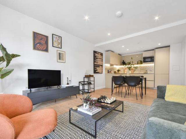 161 Evelyn Street London SE8 2 bed flat to rent £2,275 pcm £525 pw
