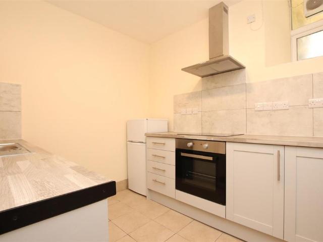 161 Newbridge Hill, Bath BA1 2 bed flat to rent £1,700 pcm £392 pw