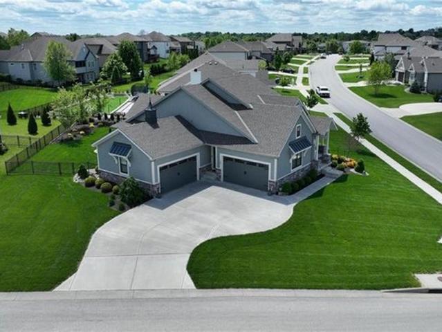 161 NW Carson Dr, Lee's Summit, MO 64081