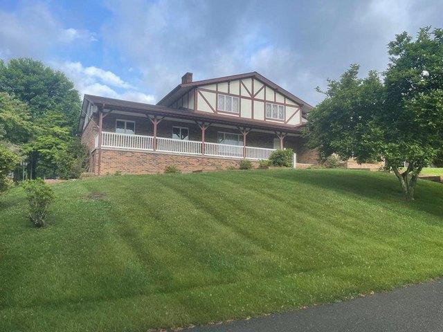 161 Valley Dr, Richlands, VA 24641