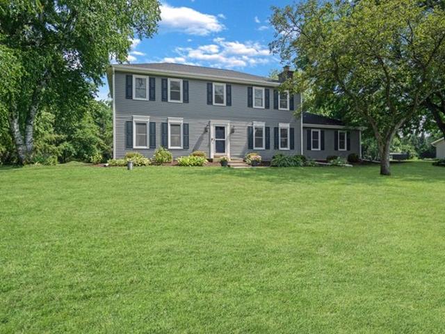 1626 Devonshire Dr, Cedarburg, WI 53012