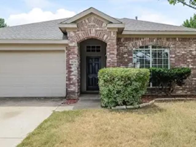 1626 Redwood Dr, 3 beds, 2 full baths