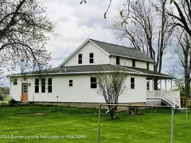 1627 N AINGER RD, CHARLOTTE, MI 48813 Single Family Residence.
