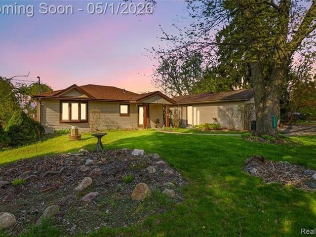 16280 Softwater Lake Dr, Argentine, MI 48451