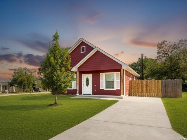 1628 Armstrong St, Luling, TX 78648