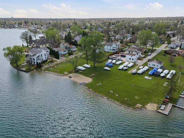 1628 Beechmont St, Keego Harbor, MI 48320
