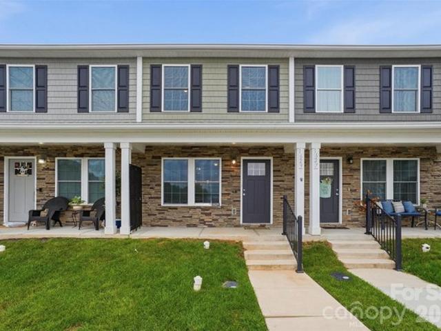 1629 Oak Leaf Dr, Hickory, NC 28601