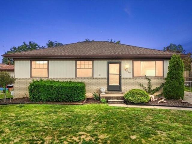 16209 Secretariat St, Roseville, MI 48066