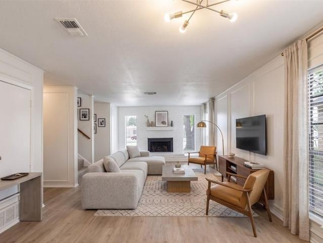 1620 Brown Trl, Hurst, TX 76054