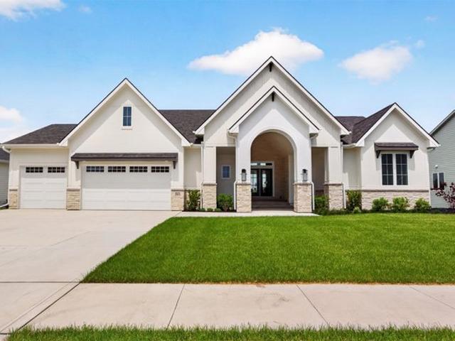 16211 Sharon Dr, Urbandale, IA 50323