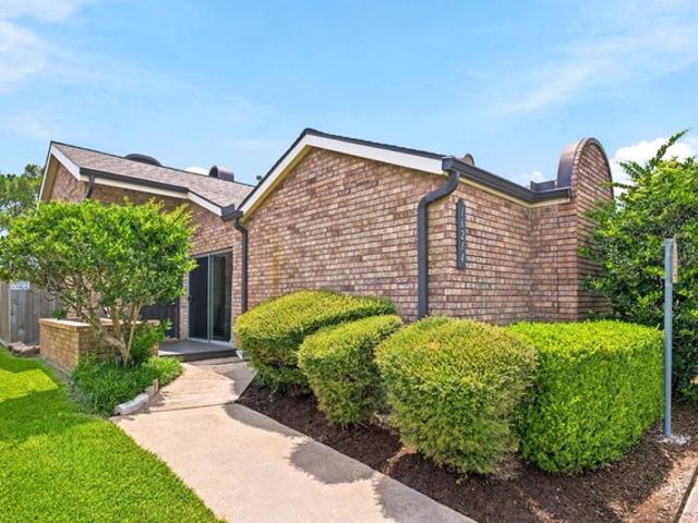 16214 Seahorse Dr, Houston, TX 77062