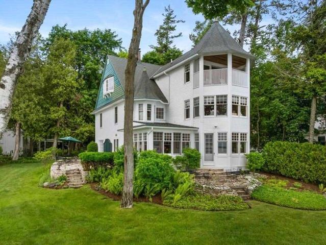 1621 Fern Ave, Harbor Springs, MI 49740
