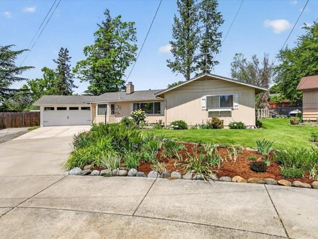 1621 Gayety Ln, Medford, OR 97504