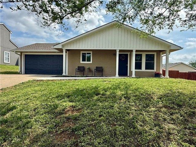 1622 Lindenwood Ln, Lawrence, KS 66044