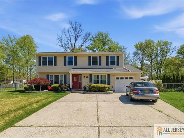 1622 Taylor Dr, North Brunswick, NJ 08902