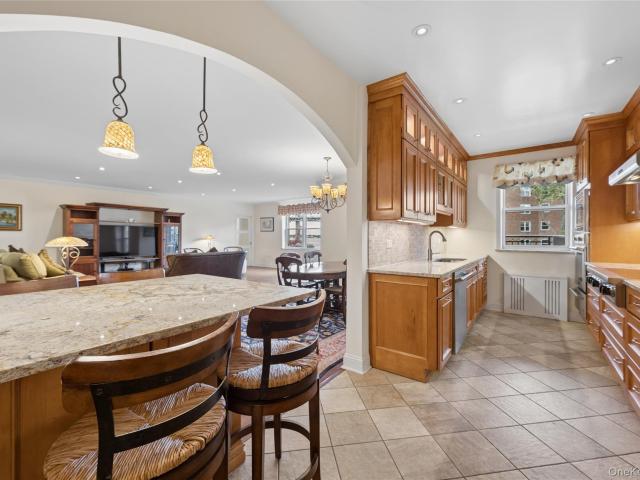 162 21 Powells Cove Boulevard 2R