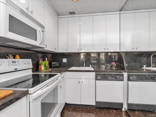 162 30 Powells Cove Boulevard 2C