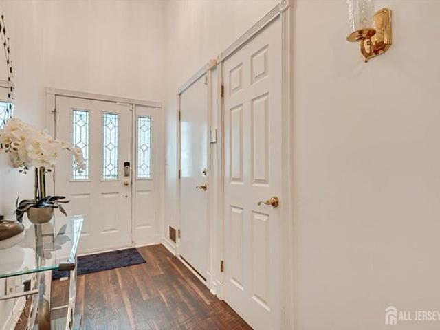 162 Coppertree Ct, Edison, NJ 08820