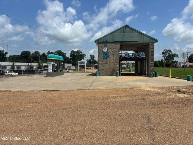 1635 N Jerry Clower Boulevard