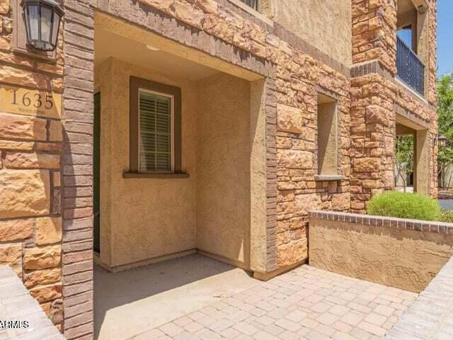 1635 E Dogwood Lane