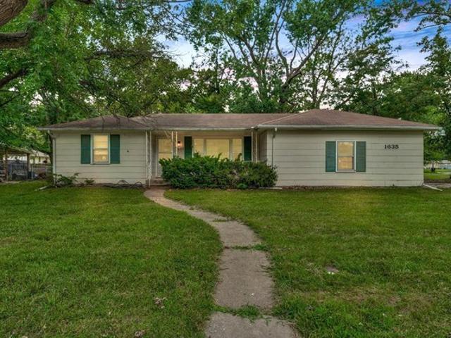 1635 SW Burnett Rd, Topeka, KS 66604
