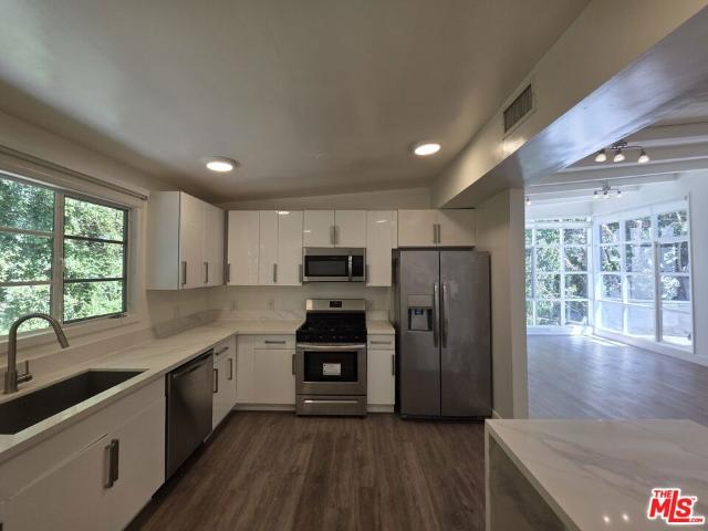 1635 S Beverly Glen Boulevard 6
