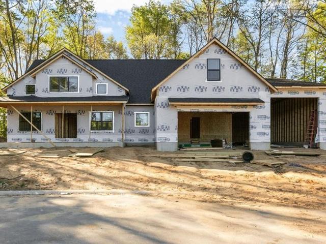 16370 Greystone Dr, Granger, IN 46530