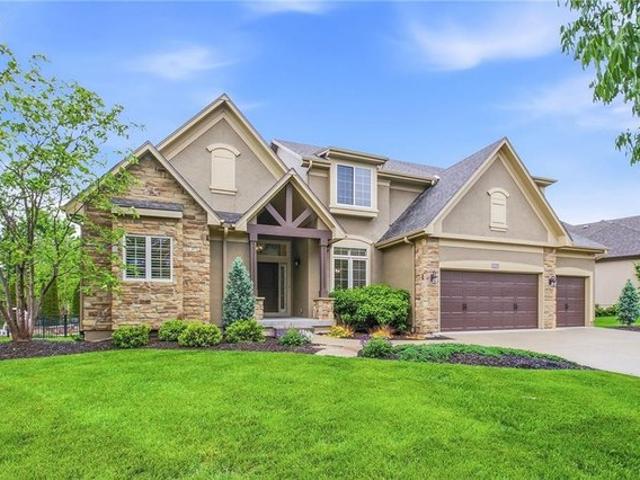 1637 NE Woodland Shores Dr, Lee's Summit, MO 64086