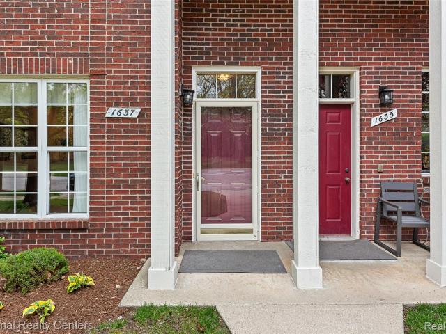1637 Deepwood Circle