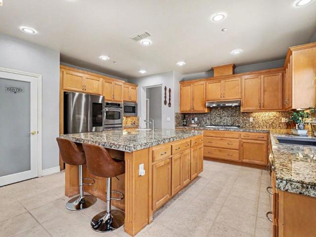 1637 Lillian St