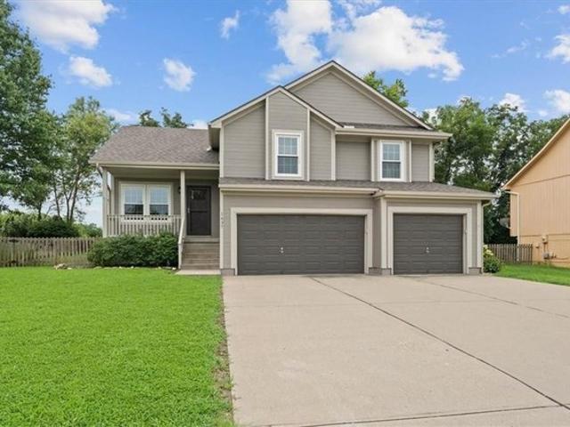 1637 SE Dalton Dr, Lee's Summit, MO 64081