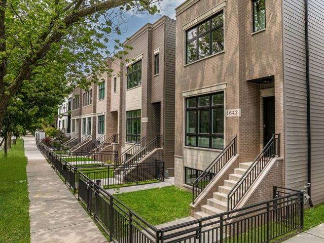 1638 W Wolfram St, Chicago, IL 60657