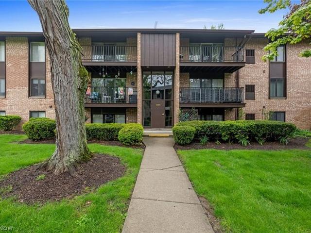 16395 Heather Ln, Middleburg Heights, OH 44130