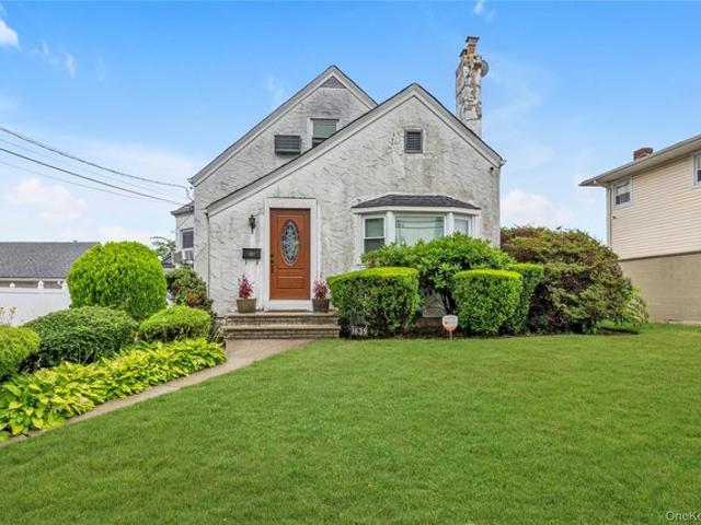 1639 N Empire St, Elmont, NY 11003