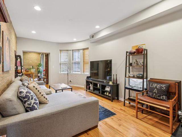 1639 W Farwell Ave, Unit 1, Chicago, IL 60626 | MLS #12613 | Compass