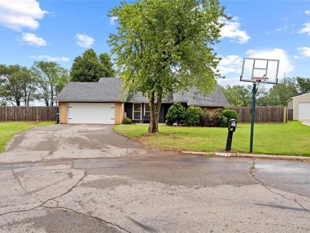 1631 Deputy Dr, Clinton, OK 73601