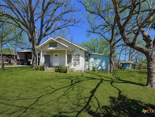 1631 E Fannin St, Luling, TX 78648