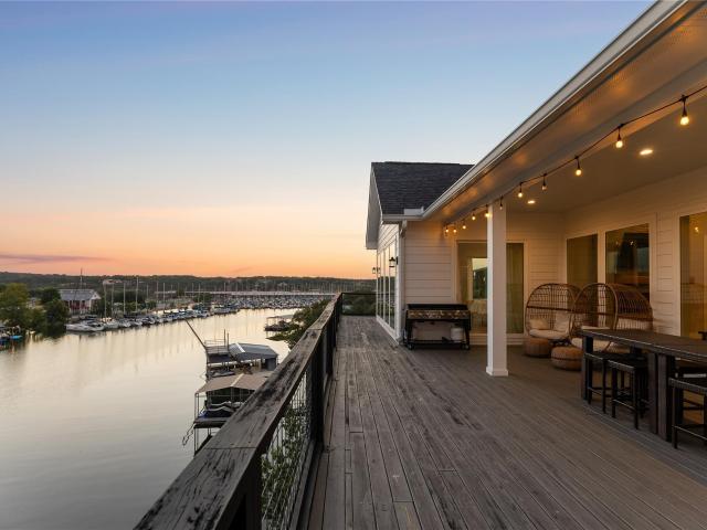 16323 Lake Loop