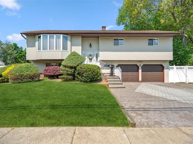 1632 Fairfax Ave, West Islip, NY 11795