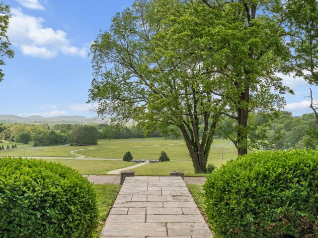 1633 Lewisburg Pike