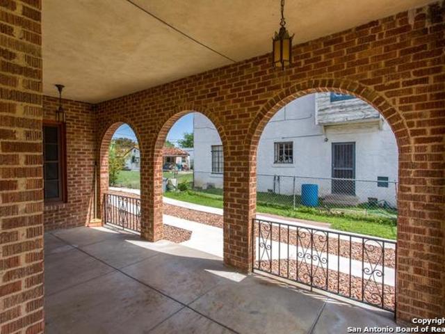 1633 W Kings Hwy