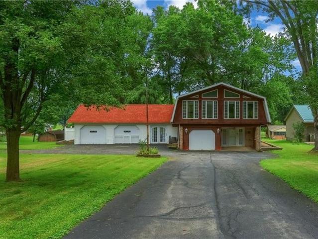 163 Chapel Dr, Ellwood City, PA 16117