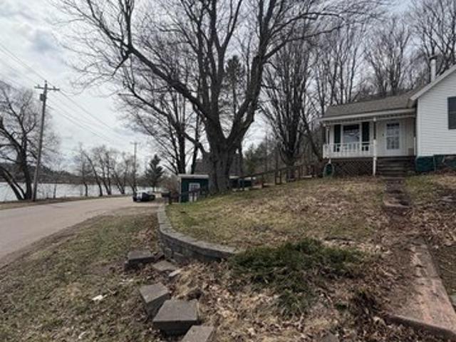 163 Cliff St, Ishpeming, MI 49849