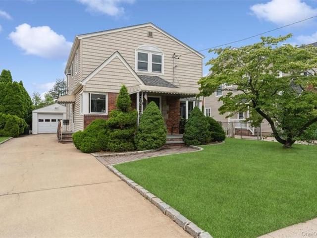 163 Bregman Ave, New Hyde Park, NY 11040