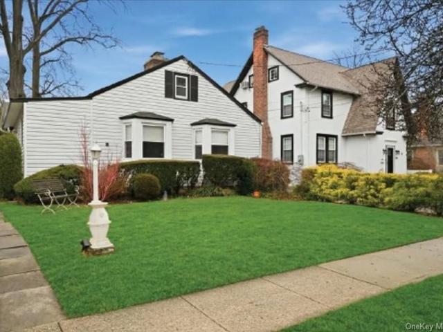 163 Elm St, Roslyn Heights, NY 11577